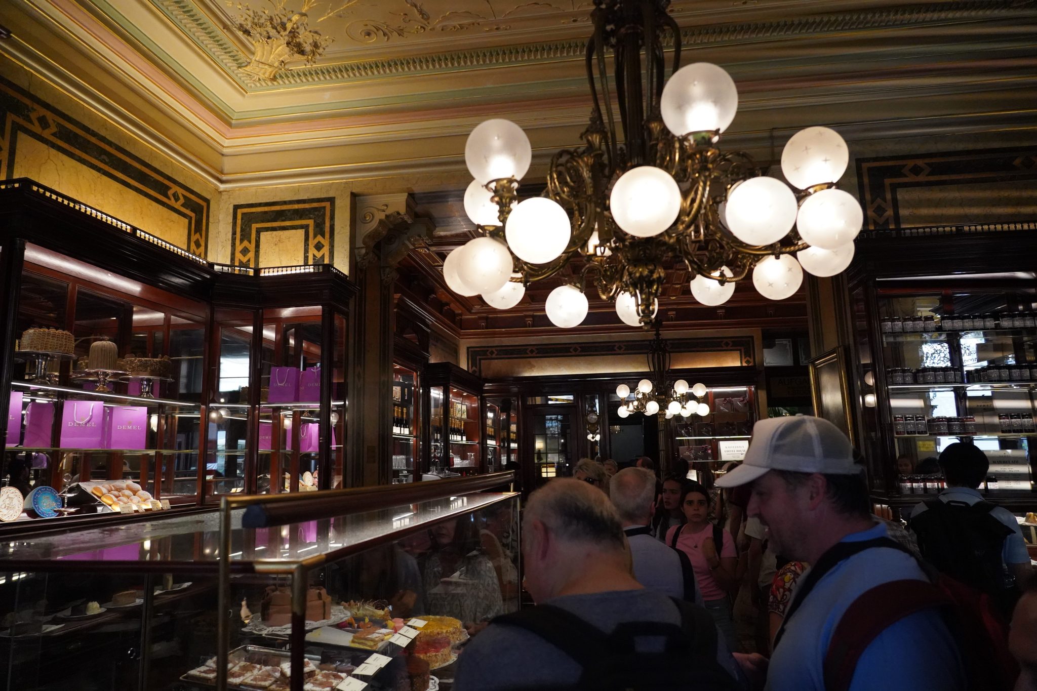 DEMEL（デメル）本店の紹介とザッハトルテの買い方【オーストリア・ウィーン観光】 - RISOKURA（リソクラ）