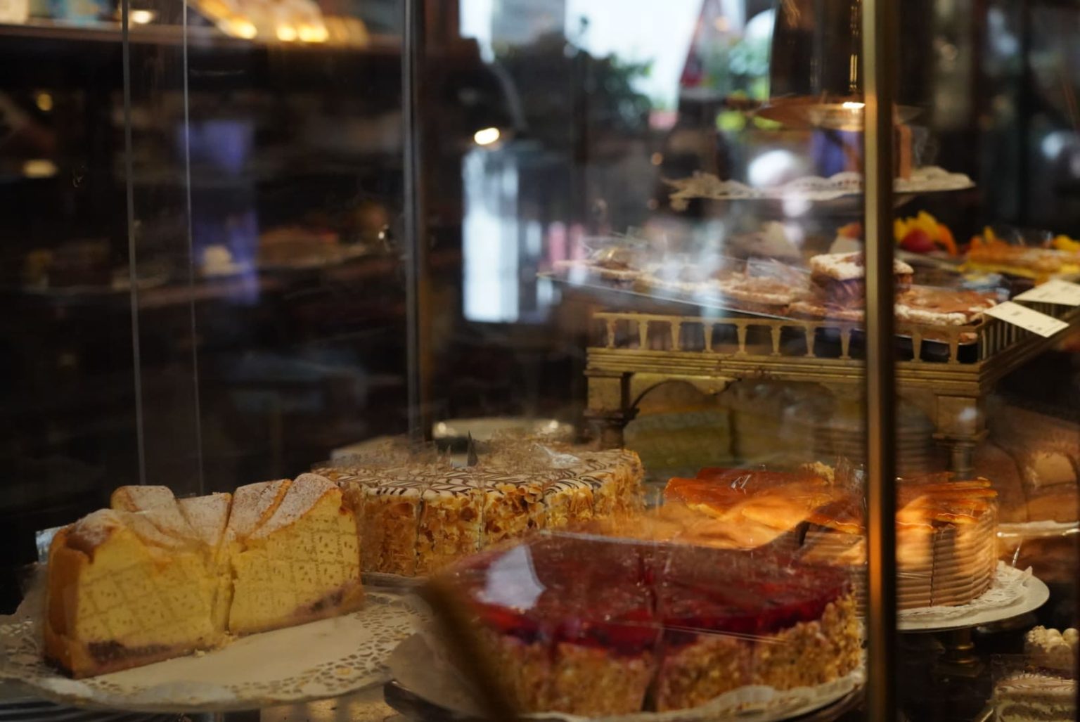 DEMEL（デメル）本店の紹介とザッハトルテの買い方【オーストリア・ウィーン観光】 - RISOKURA（リソクラ）