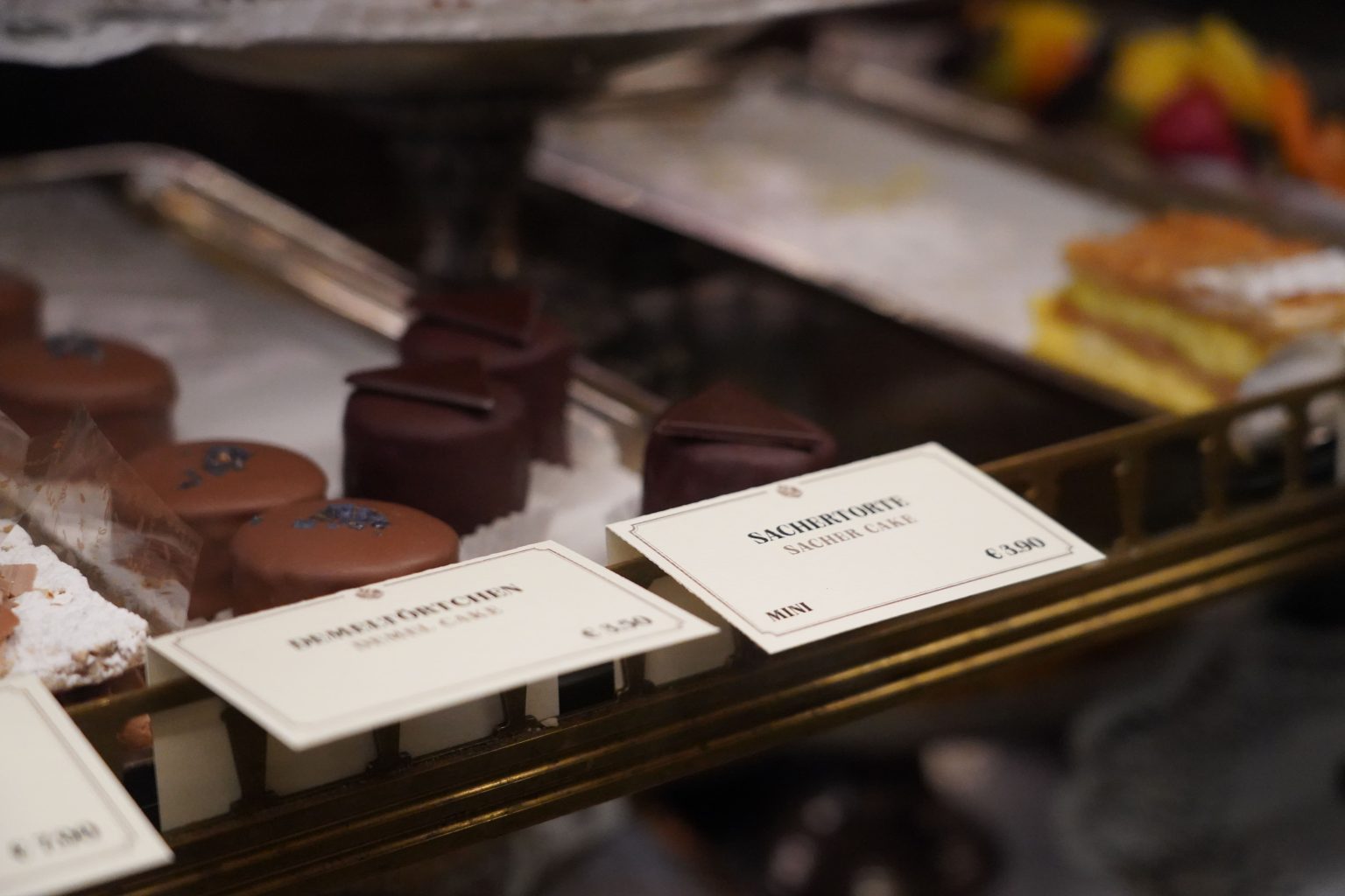 DEMEL（デメル）本店の紹介とザッハトルテの買い方【オーストリア・ウィーン観光】 - RISOKURA（リソクラ）