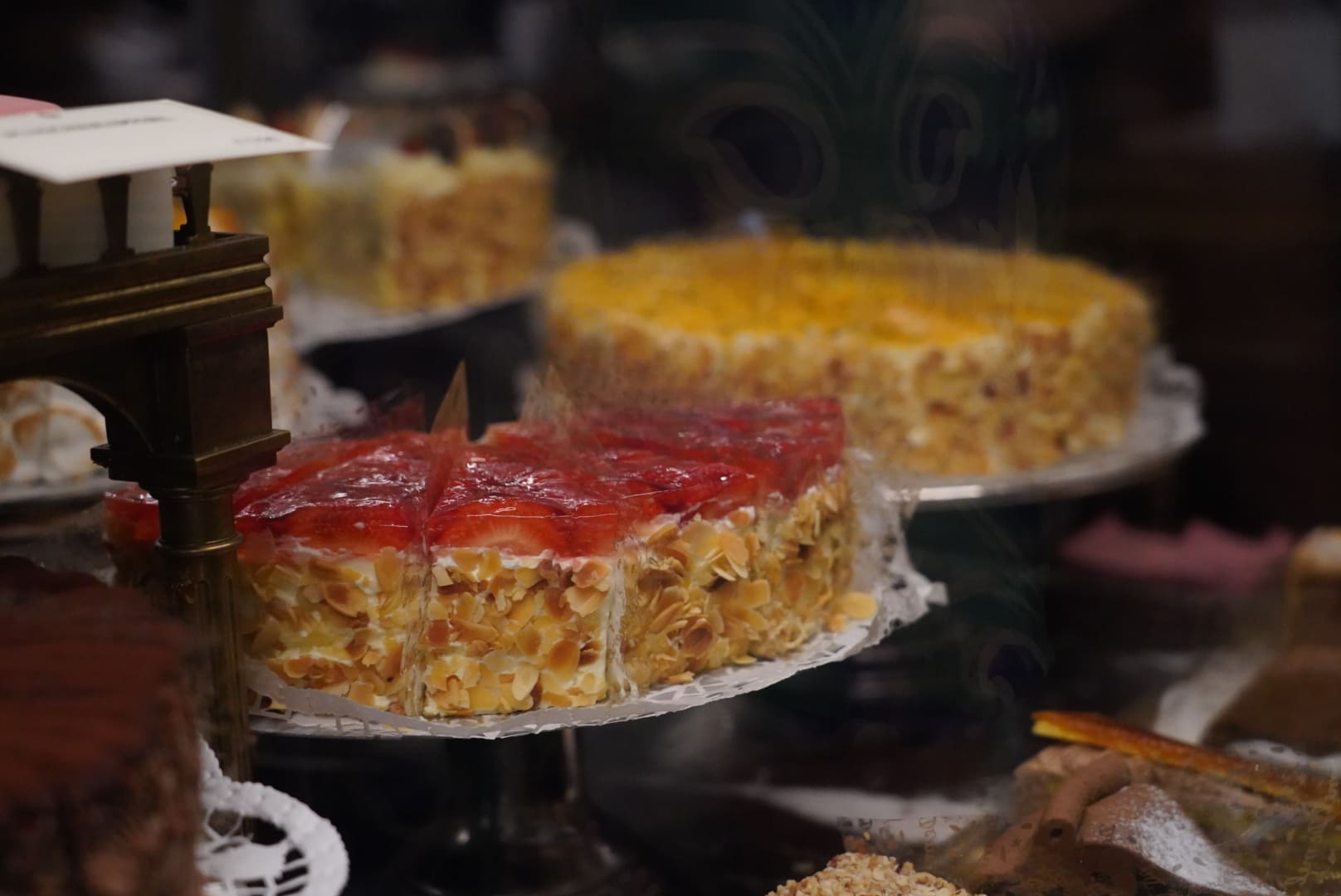 DEMEL（デメル）本店の紹介とザッハトルテの買い方【オーストリア・ウィーン観光】 - RISOKURA（リソクラ）