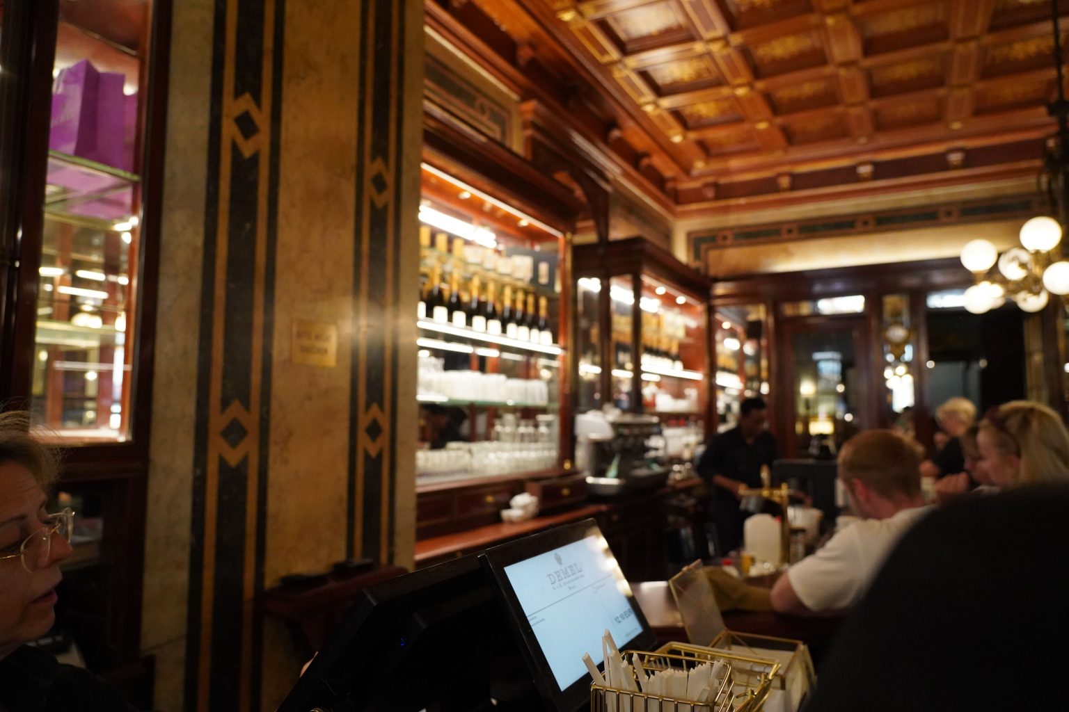 DEMEL（デメル）本店の紹介とザッハトルテの買い方【オーストリア・ウィーン観光】 - RISOKURA（リソクラ）