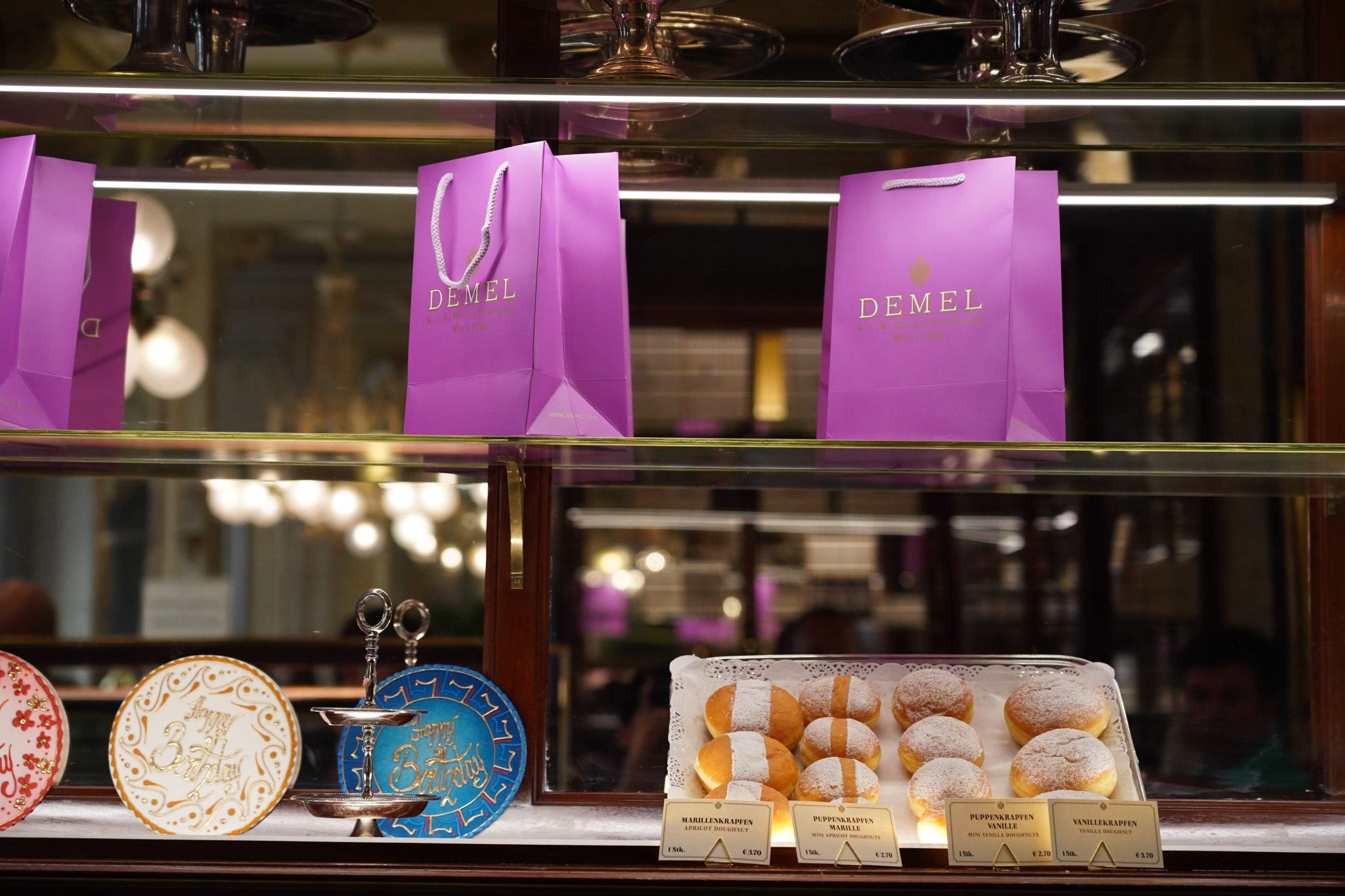 DEMEL（デメル）本店の紹介とザッハトルテの買い方【オーストリア・ウィーン観光】 - RISOKURA（リソクラ）