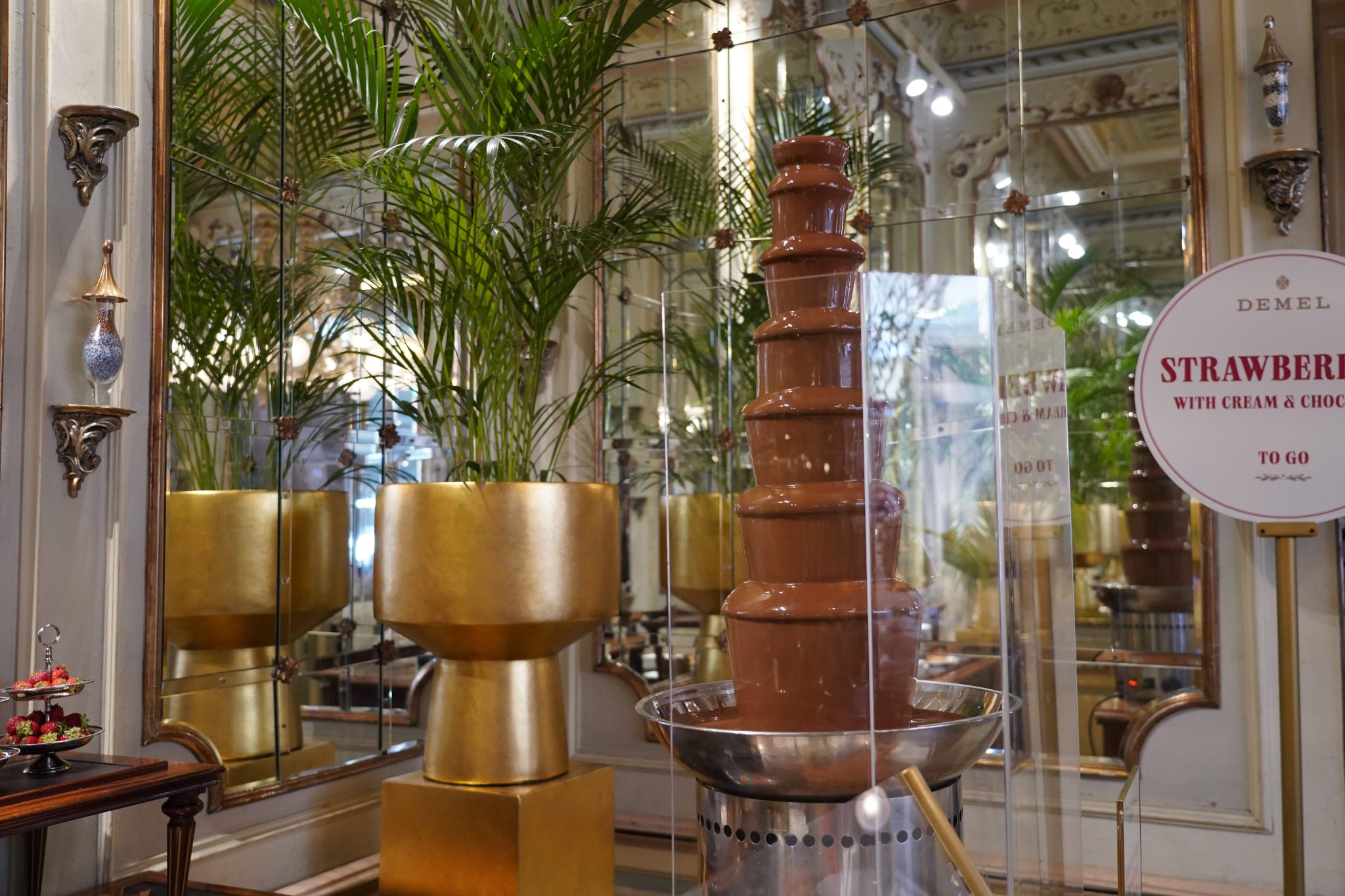 DEMEL（デメル）本店の紹介とザッハトルテの買い方【オーストリア・ウィーン観光】 - RISOKURA（リソクラ）