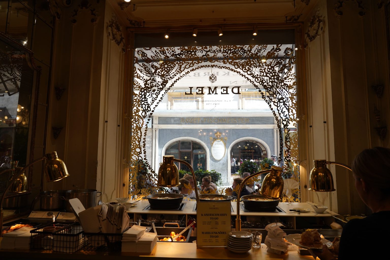 DEMEL（デメル）本店の紹介とザッハトルテの買い方【オーストリア・ウィーン観光】 - RISOKURA（リソクラ）
