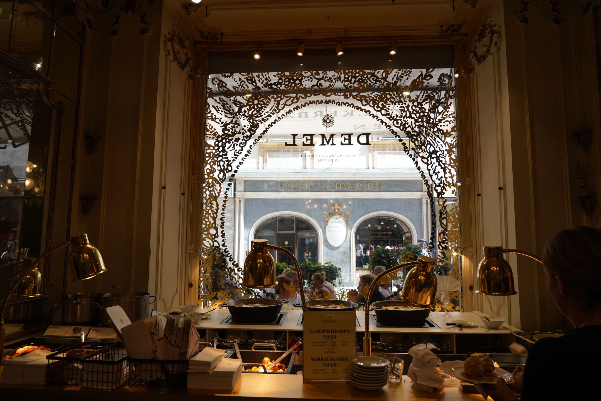 DEMEL（デメル）本店の紹介とザッハトルテの買い方【オーストリア・ウィーン観光】 - RISOKURA（リソクラ）