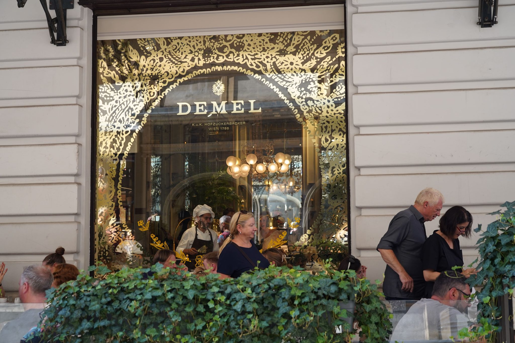 DEMEL（デメル）本店の紹介とザッハトルテの買い方【オーストリア・ウィーン観光】 - RISOKURA（リソクラ）